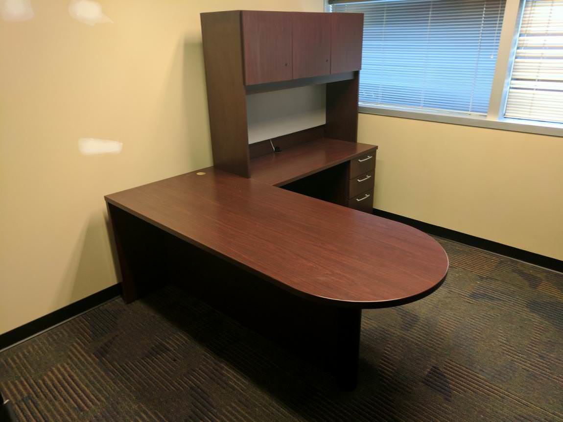 Mahogany Mahogany Laminate L-Shape Peninsula Desk